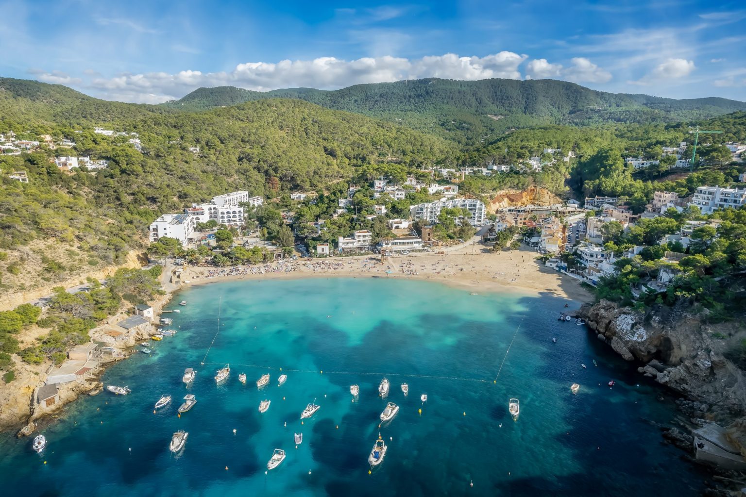 La playa d'en Bossa y otras 9 calas y playas únicas de Ibiza